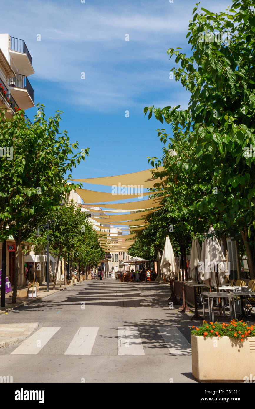 Canopied street hi-res stock photography and images - Alamy