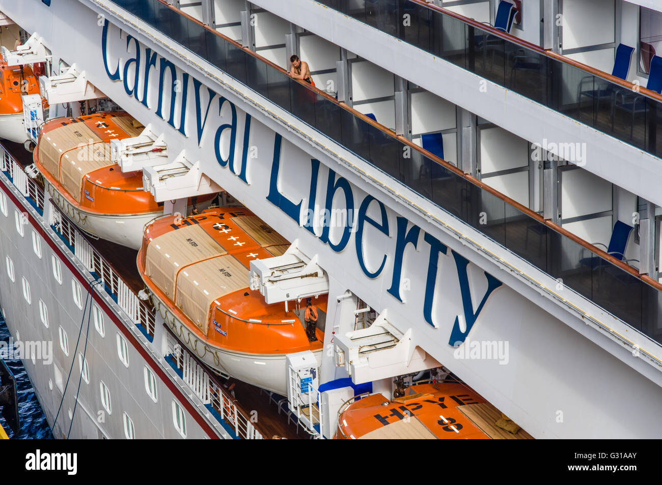 Life raft ship hi-res stock photography and images - Alamy