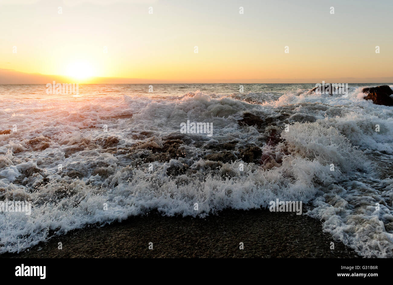 Ocean wave crashing against rocks hi-res stock photography and images ...