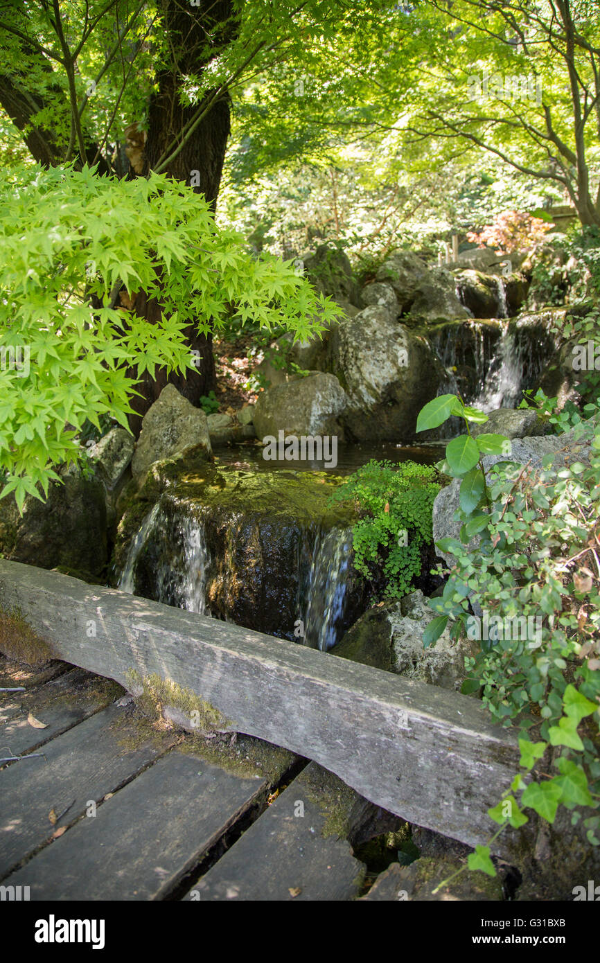 Wooden bridge garden hi-res stock photography and images - Alamy