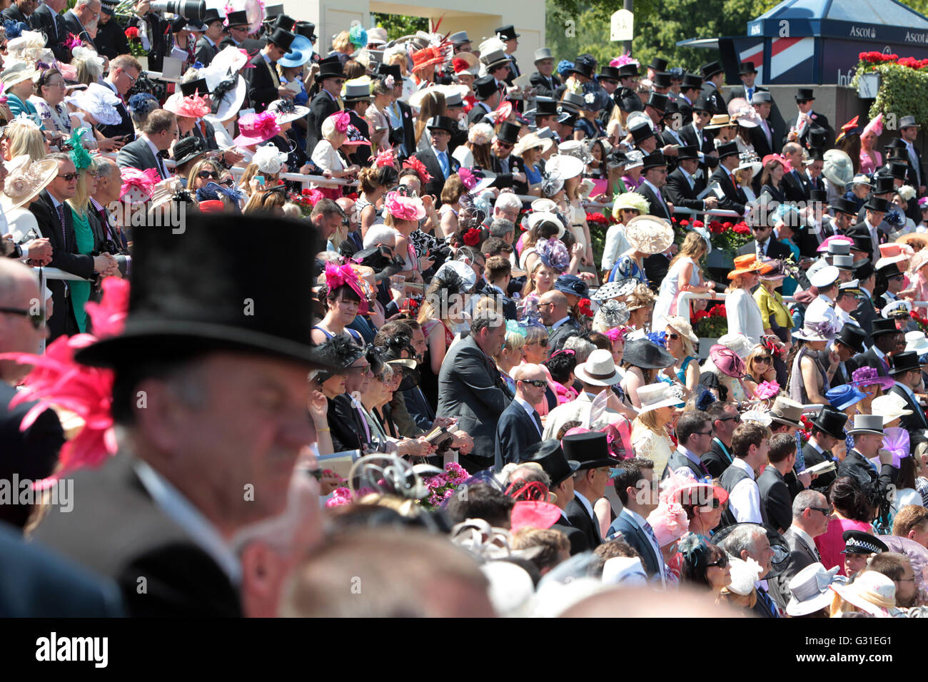 Ascot, United Kingdom, elegantly dressed people at the races Stock ...