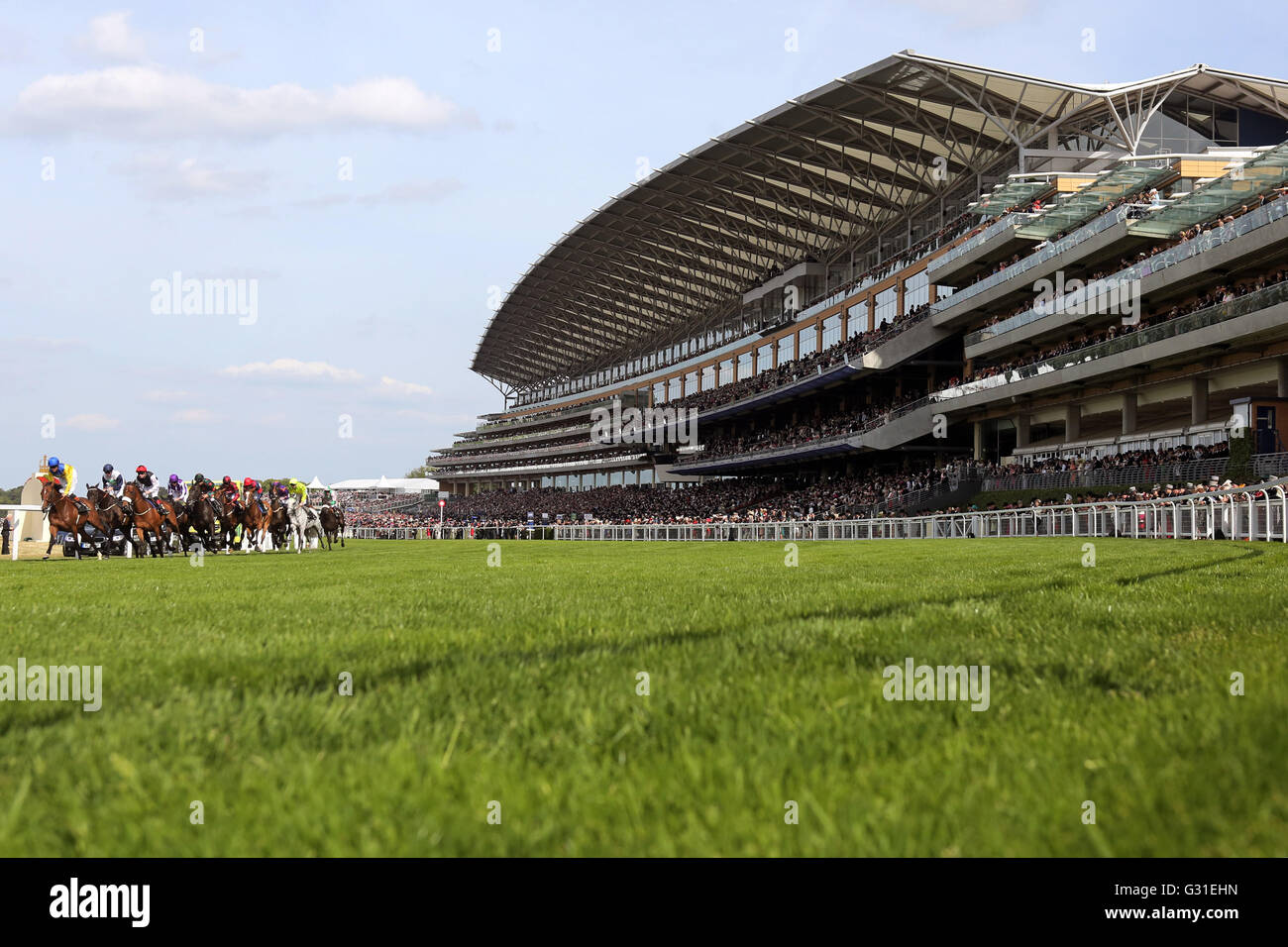 Ascot racecourse buildings hi-res stock photography and images - Alamy