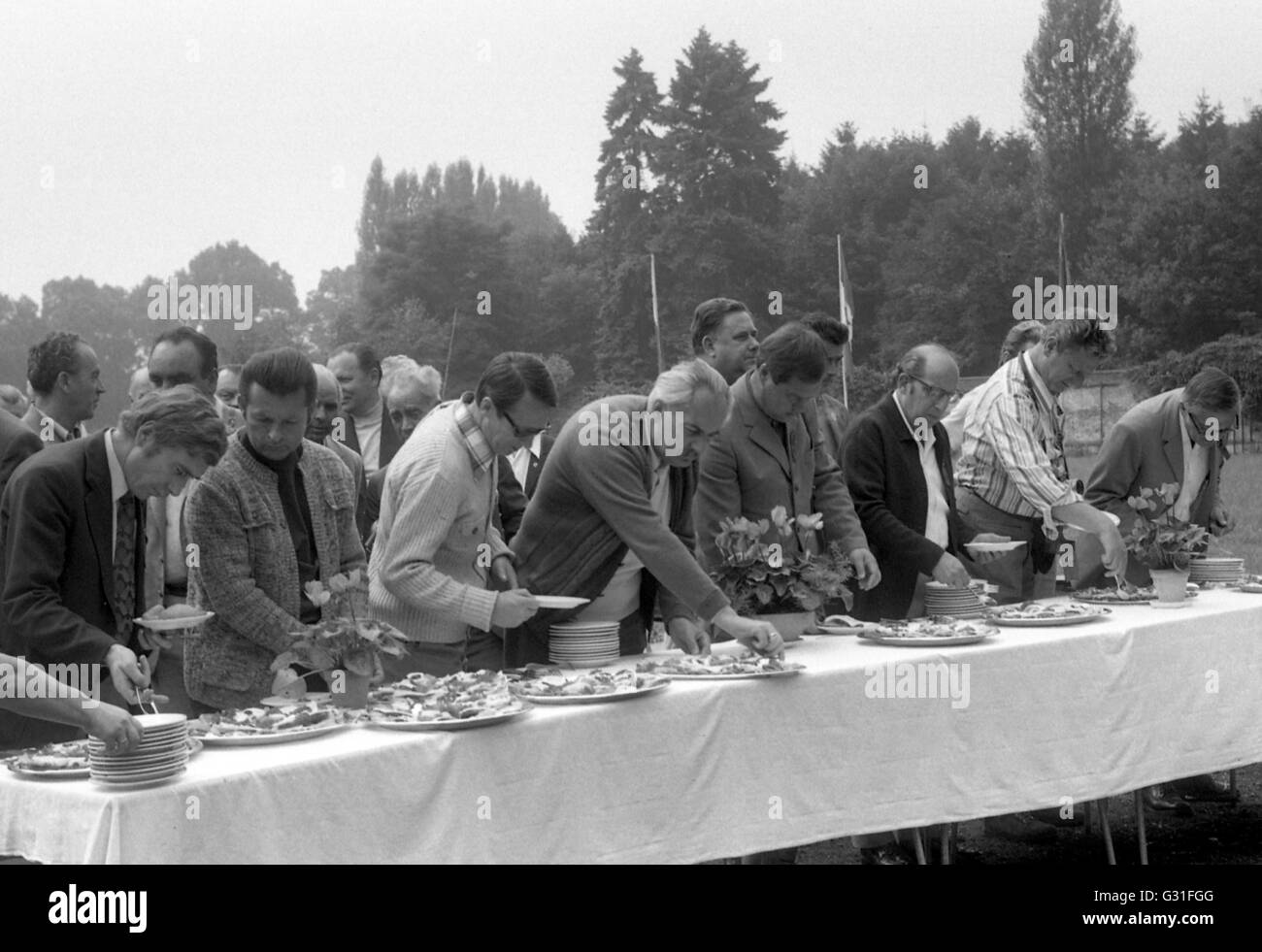 Graditz, DDR, men help themselves to a buffet Stock Photo - Alamy