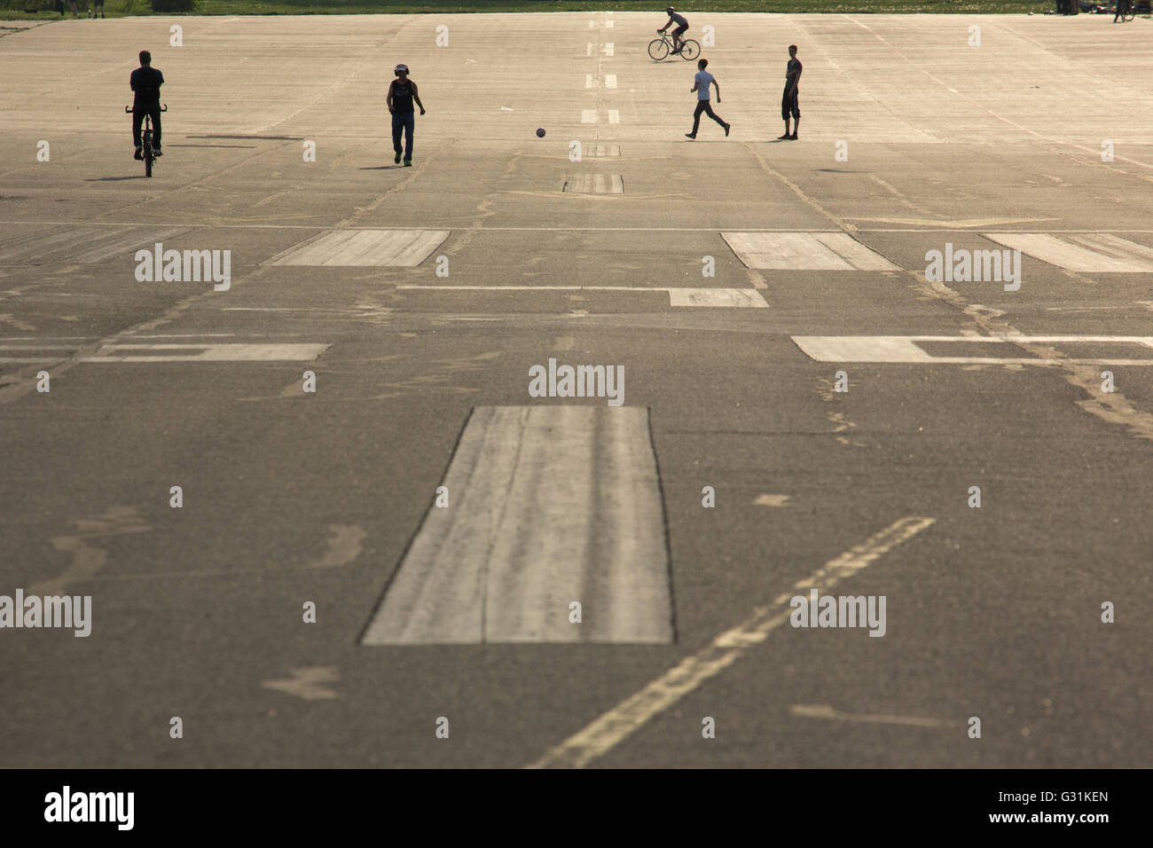 Berlin, Germany, people on the Tempelhof Field Stock Photo - Alamy