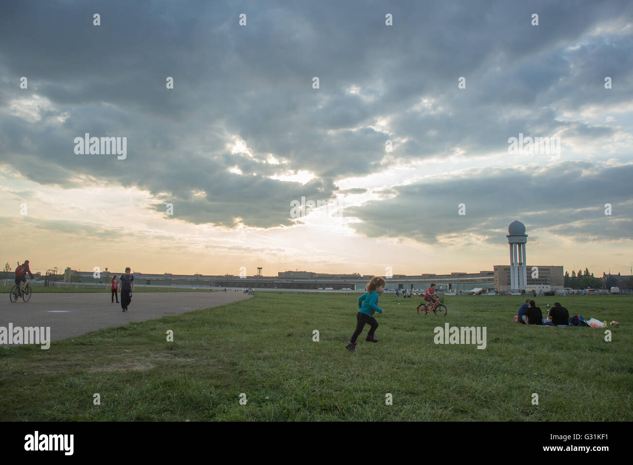Spaziergaenger on tempelhof field hi-res stock photography and images ...