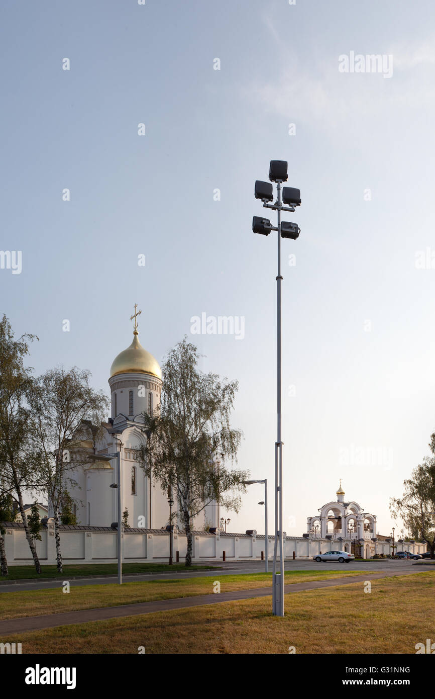 Mast with flood lights. Lighting pylon Stock Photo - Alamy