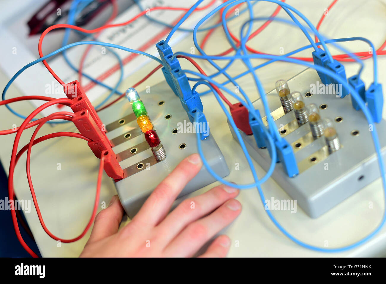 Physics experiment high school hi-res stock photography and images - Alamy