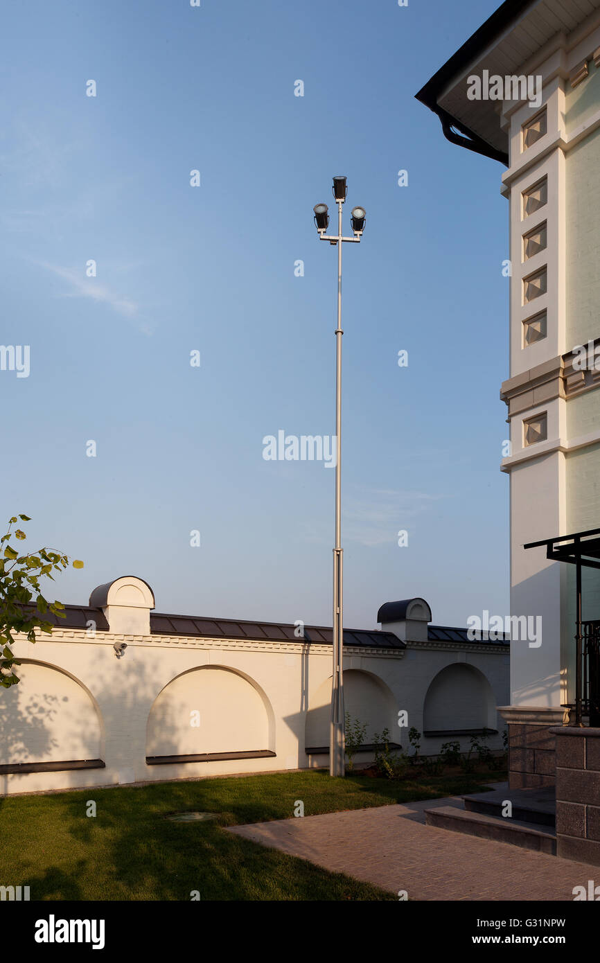 Mast with flood lights. Lighting pylon Stock Photo - Alamy