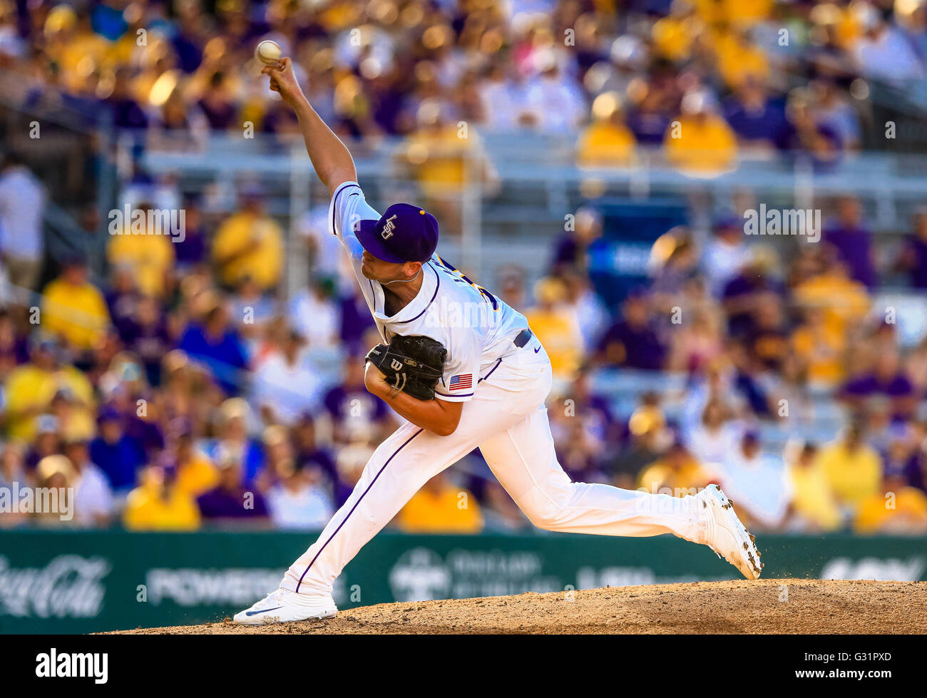 Baton Rouge, LA, USA. 05th June, 2016. LSU pitcher Alex Lange (35 ...