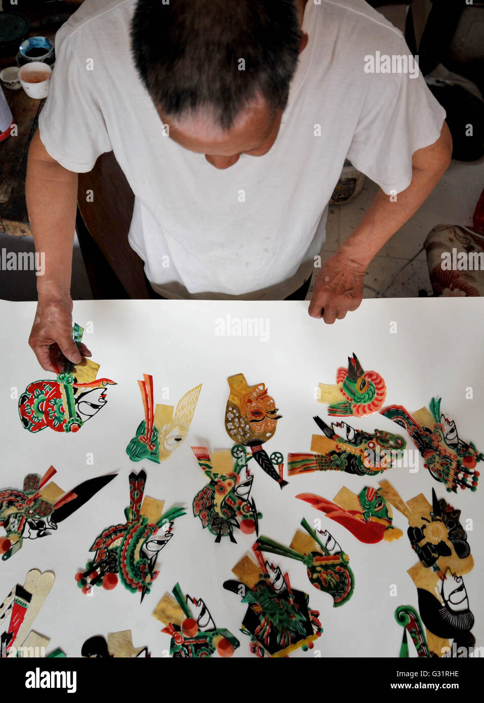 (160606) -- TIANJIN, June 6, 2016 (Xinhua) -- Shadow puppet artist ...