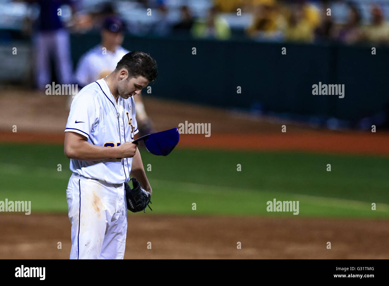Baton Rouge, LA, USA. 05th June, 2016. LSU pitcher Alex Lange (35 ...