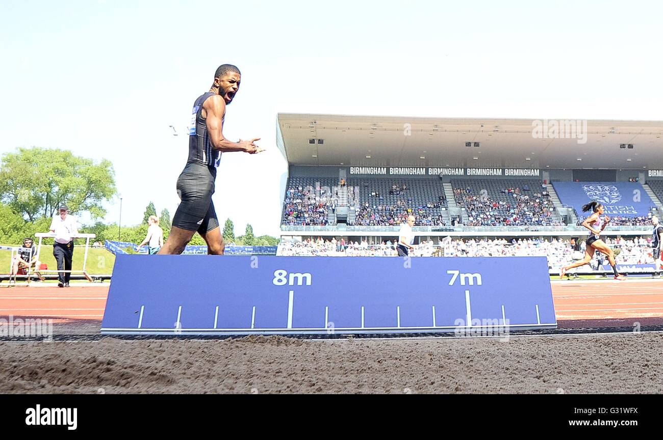 Mens long jump hi-res stock photography and images - Alamy