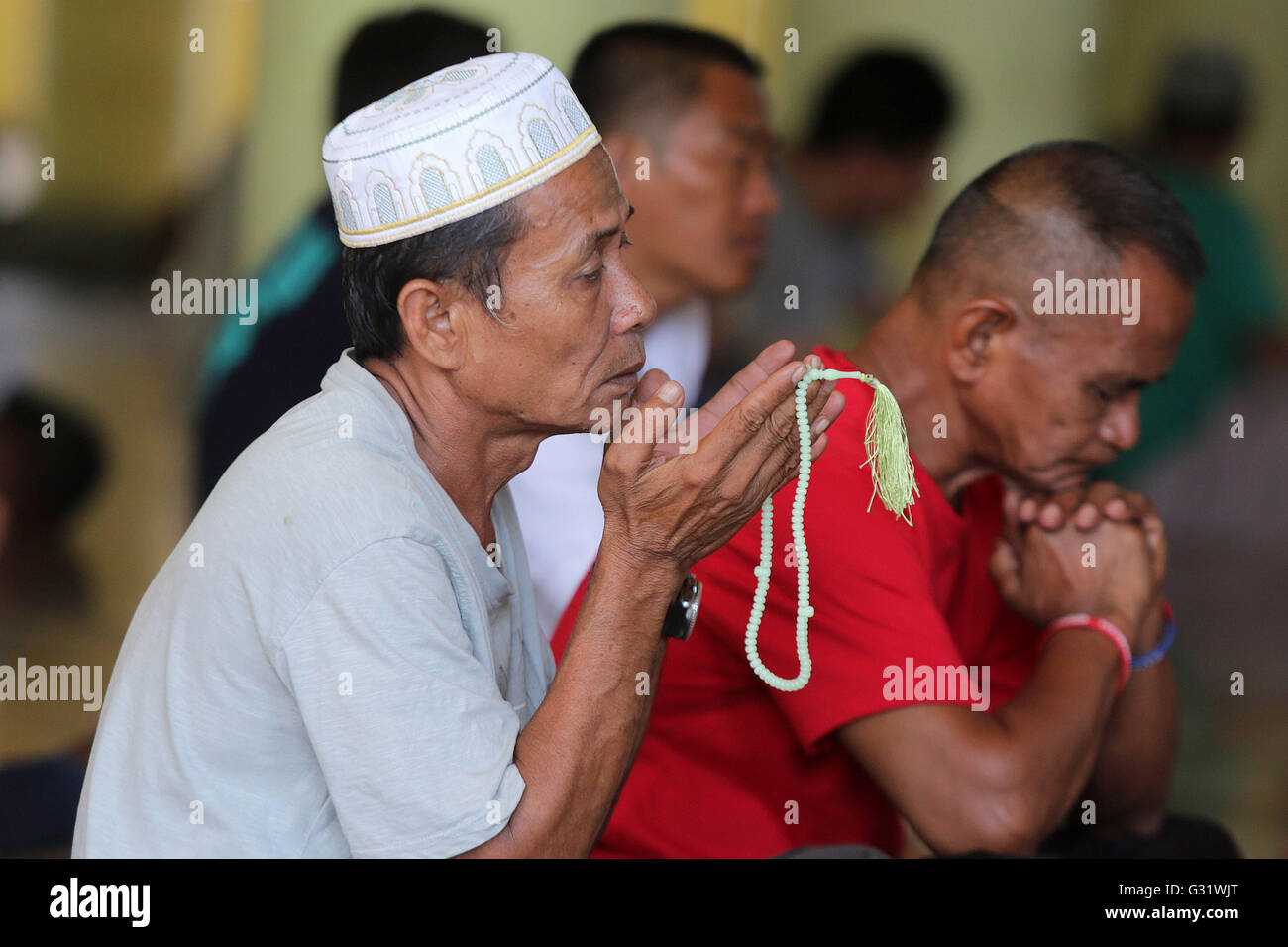 Manila, Philippines. 6th June, 2016. Filipino Muslims pray on the first ...