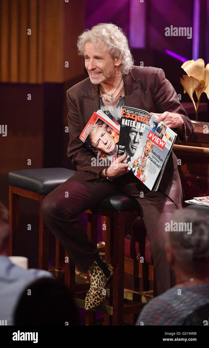 Tv pages hi-res stock photography and images - Alamy