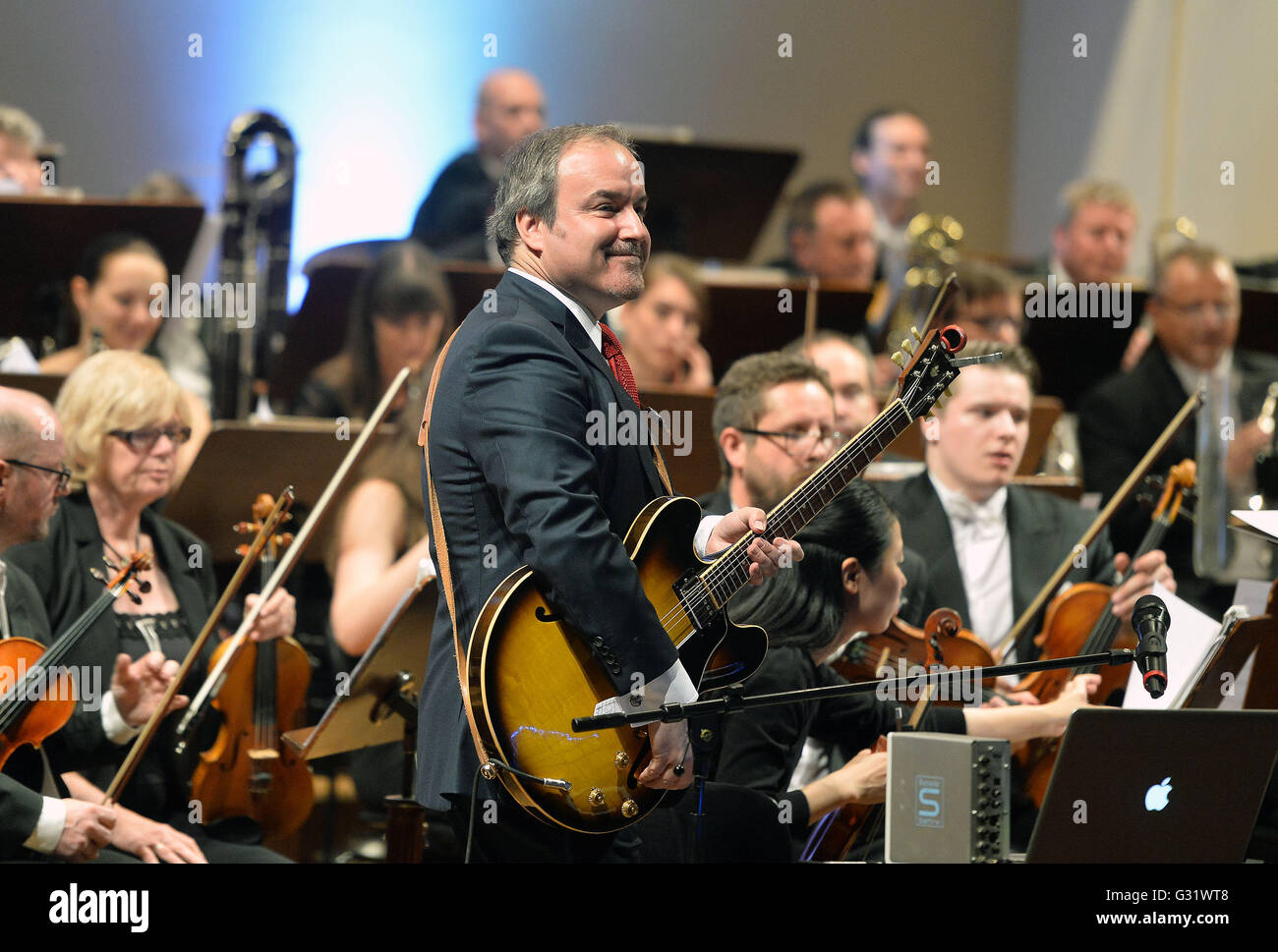 David arnold hi-res stock photography and images - Alamy
