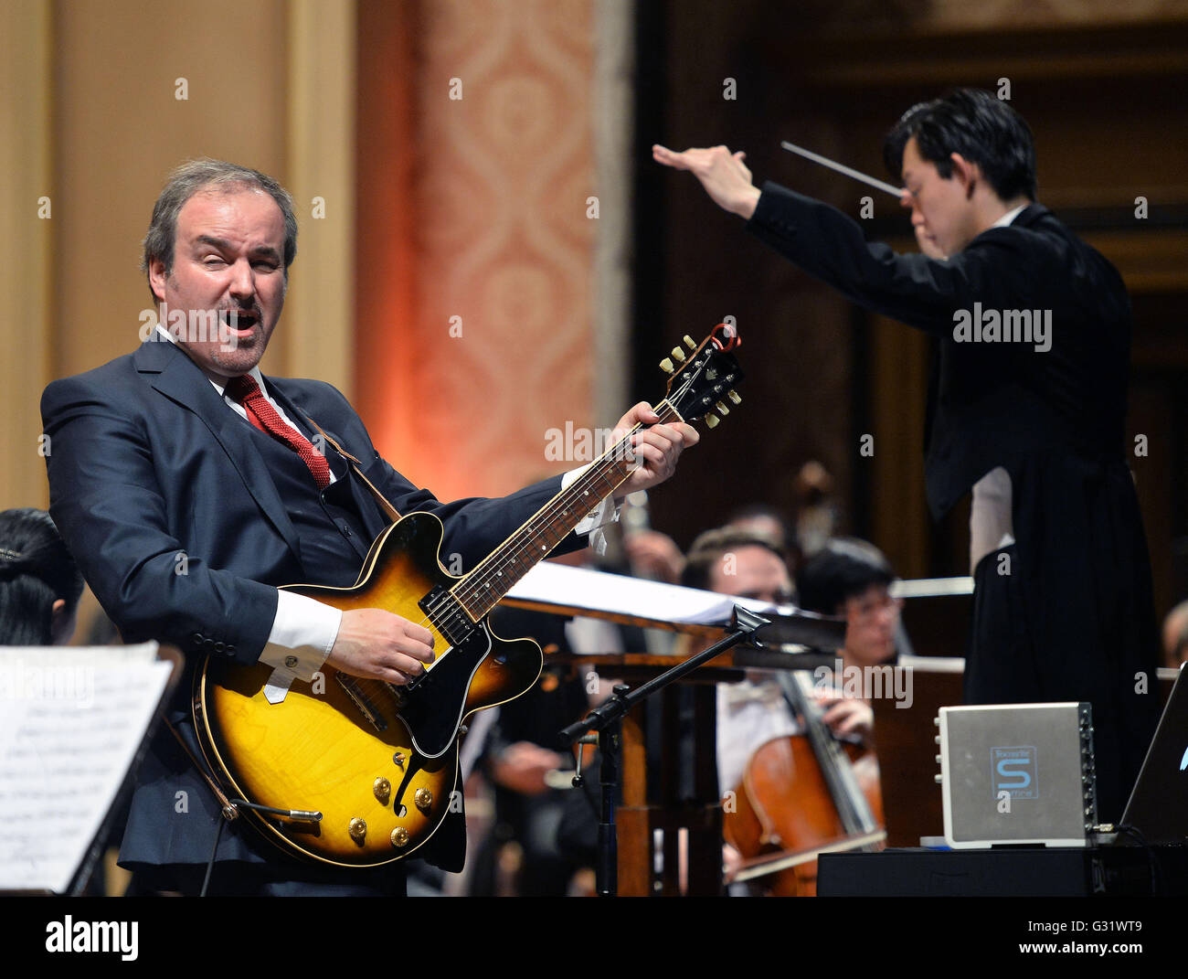 David arnold bond hi-res stock photography and images - Alamy