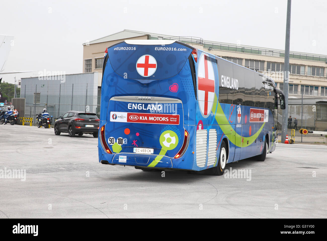 Football soccer england team arrival hi-res stock photography and ...