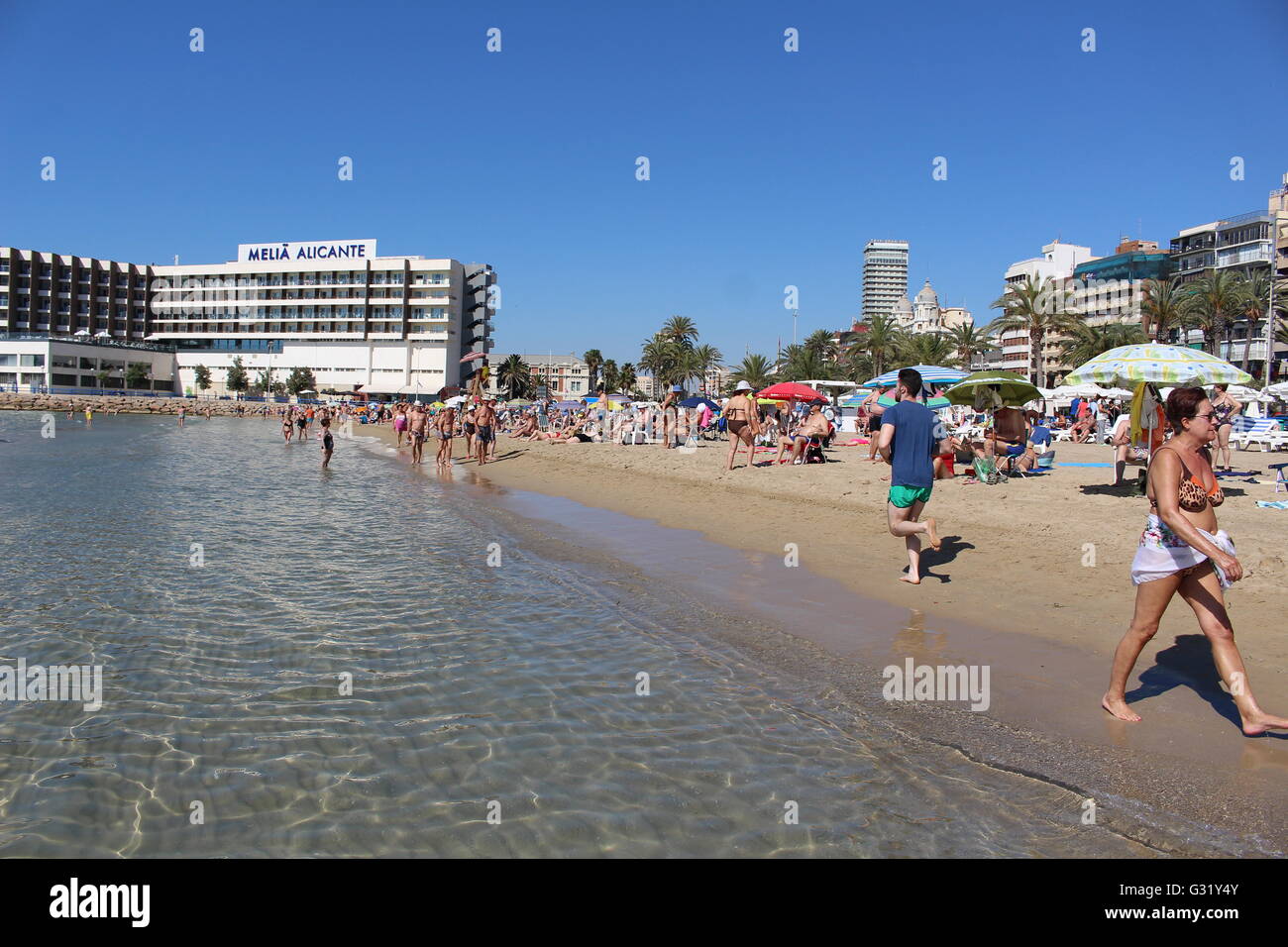 Alicante, Spain 6th, June 2016 Peple enjoy hot and sunny weather in the ...
