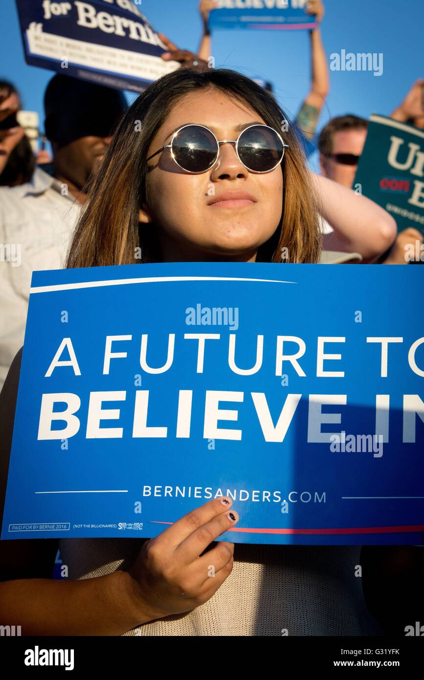 Bernie sign hi-res stock photography and images - Alamy