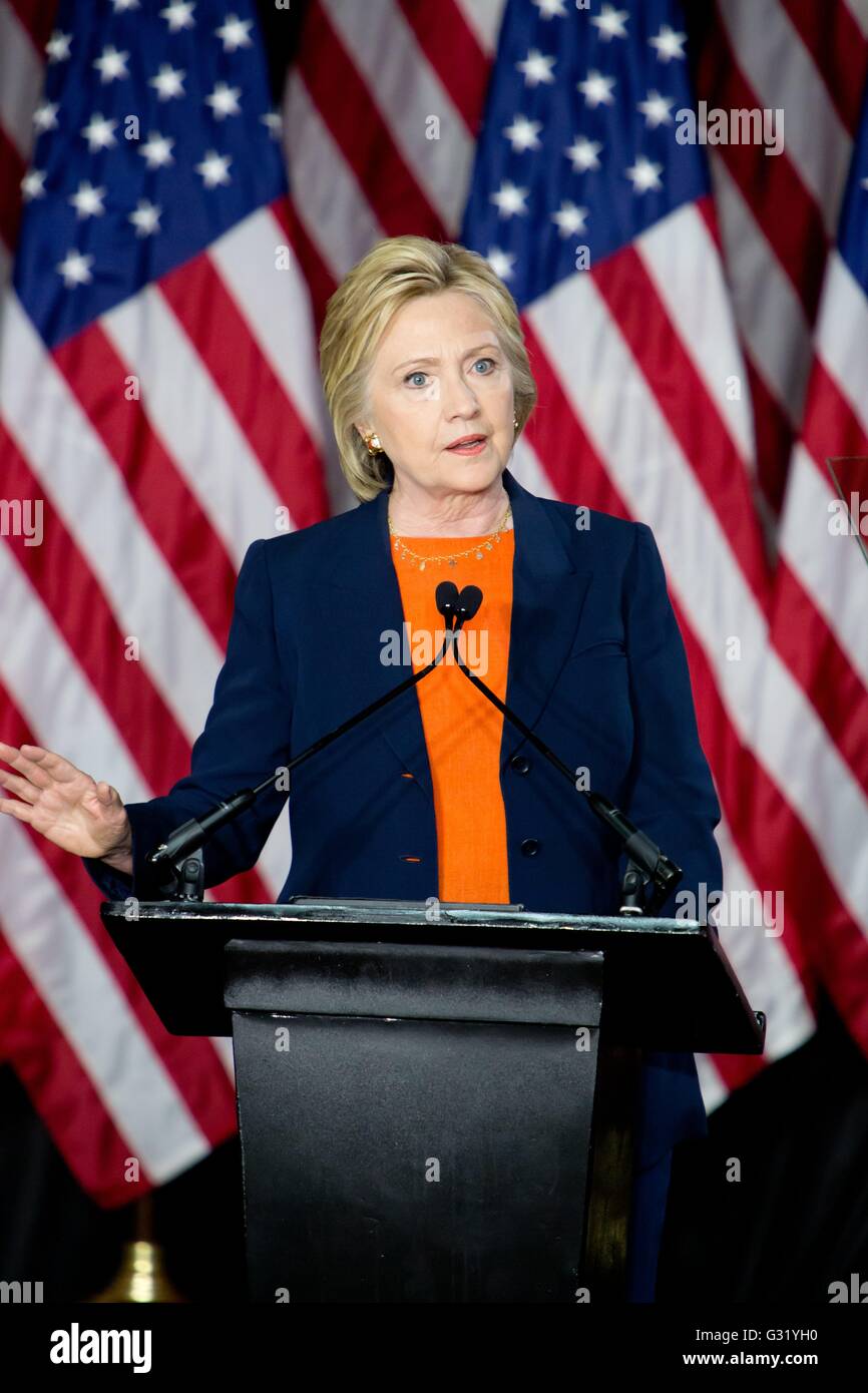 Donald trump giving speech hi-res stock photography and images - Alamy