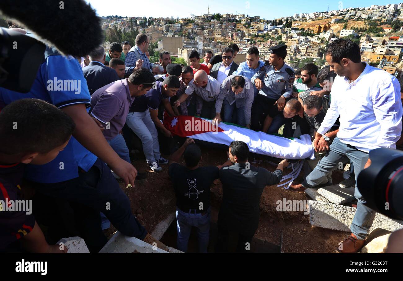 Amman, Jordan. 6th June, 2016. Jordanian soldiers carry the coffin of a ...