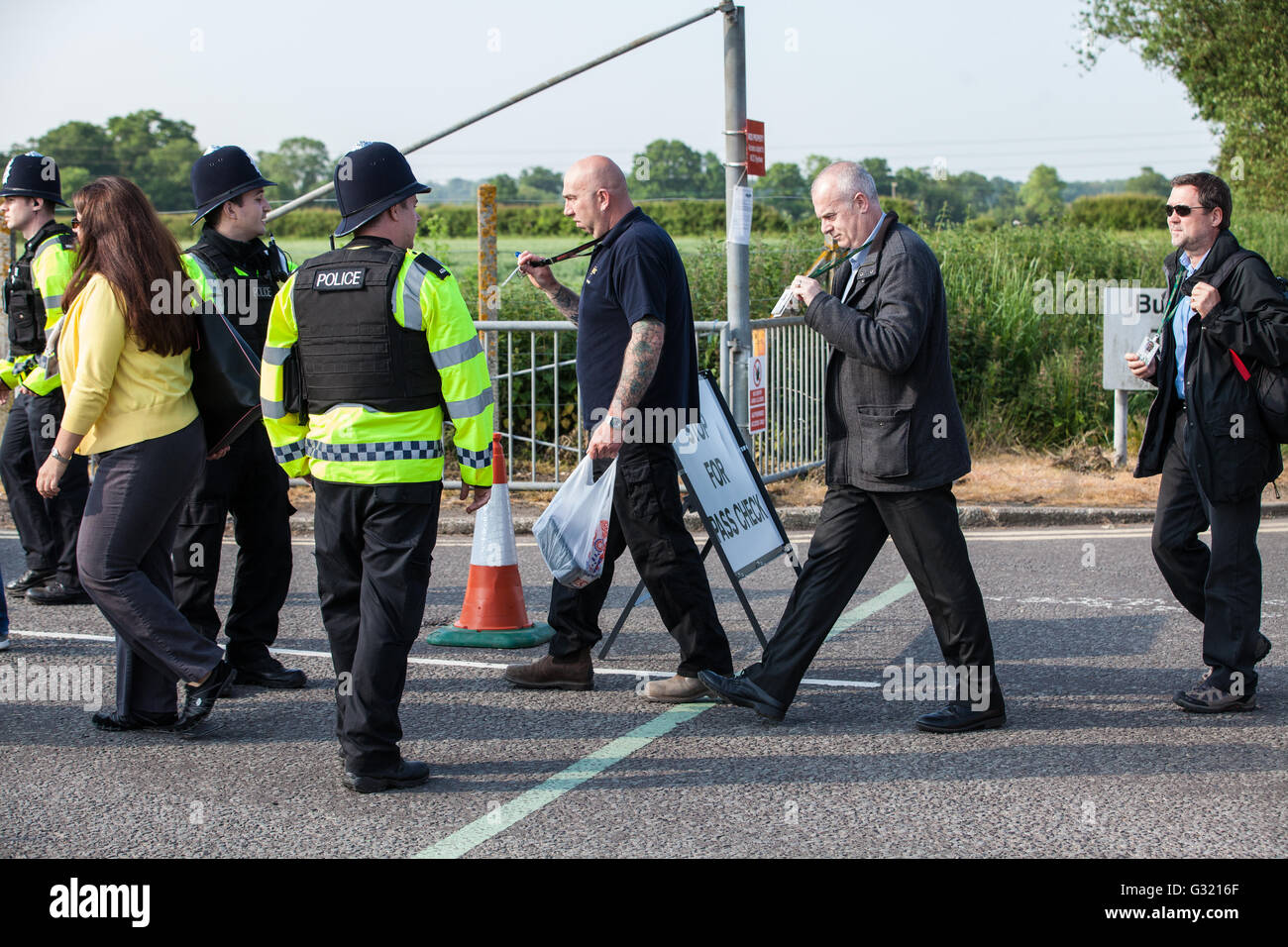 Burghfield, UK. 6th June, 2016. Ministry of Defence police check the ...