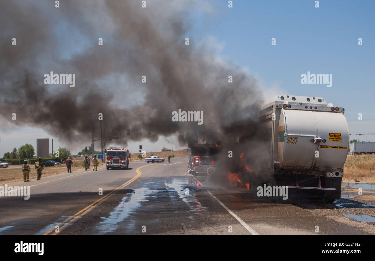 Keyes, CA, USA. 6th June, 2016. A Turlock Scavenger Company garbage ...