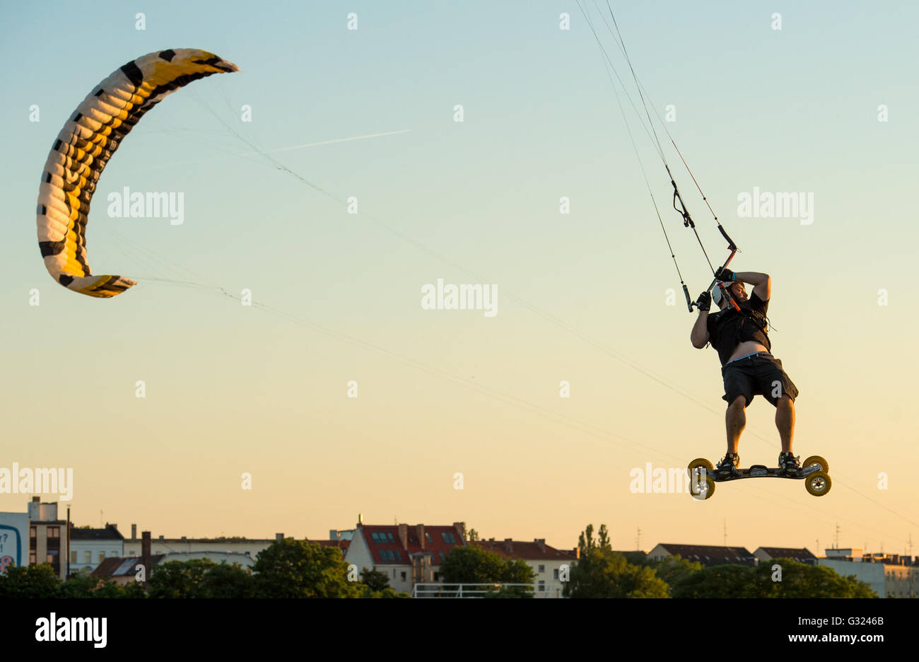 Kite skateboarding hi-res stock photography and images - Alamy