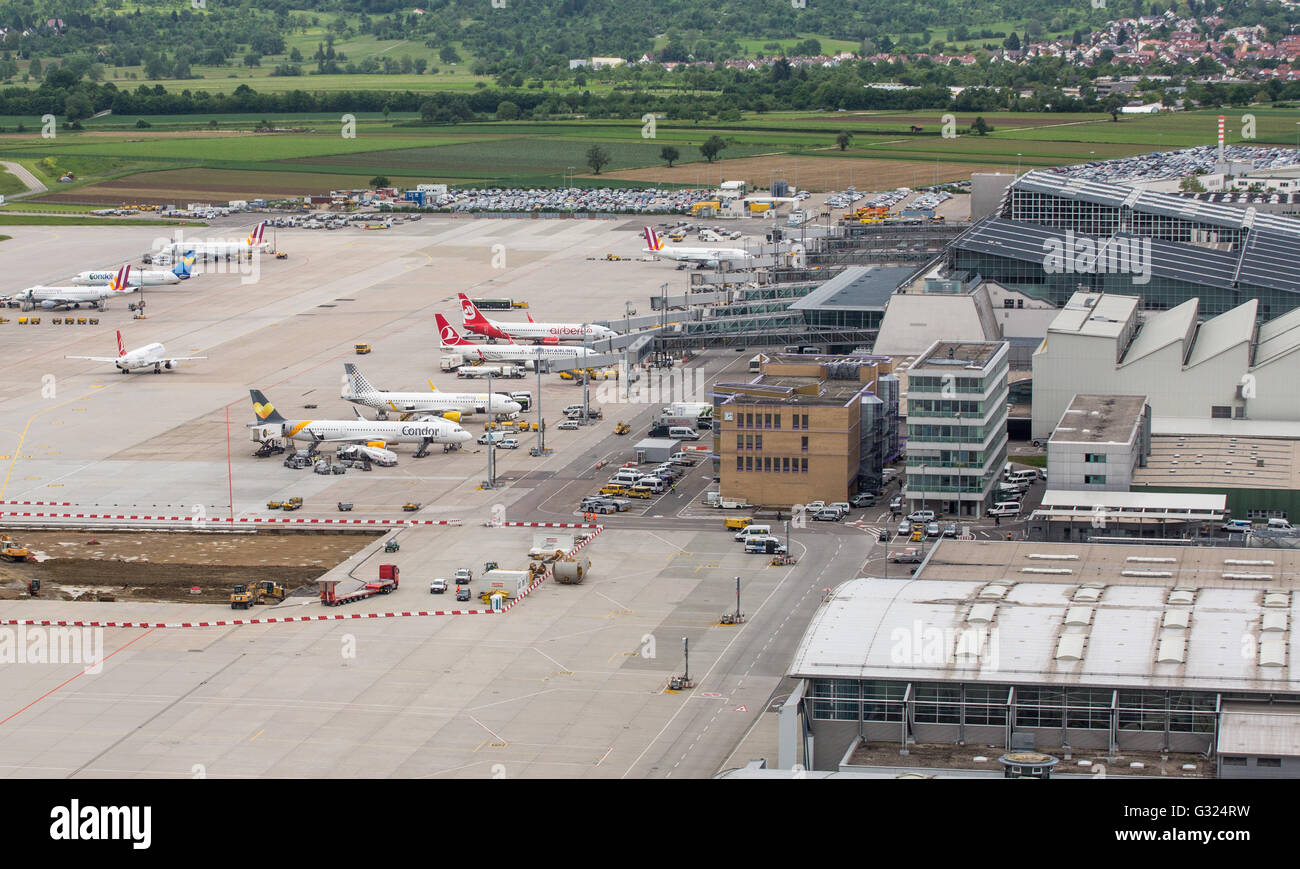 Several airplaines stand in the maneuvering area at Stuttgart airport ...