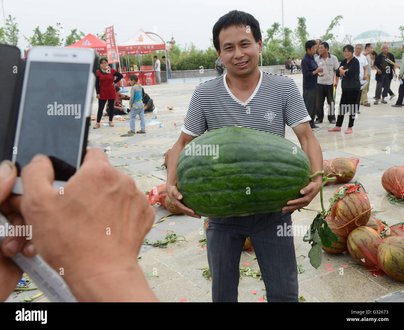 Watermelon eating contest hi-res stock photography and images - Alamy