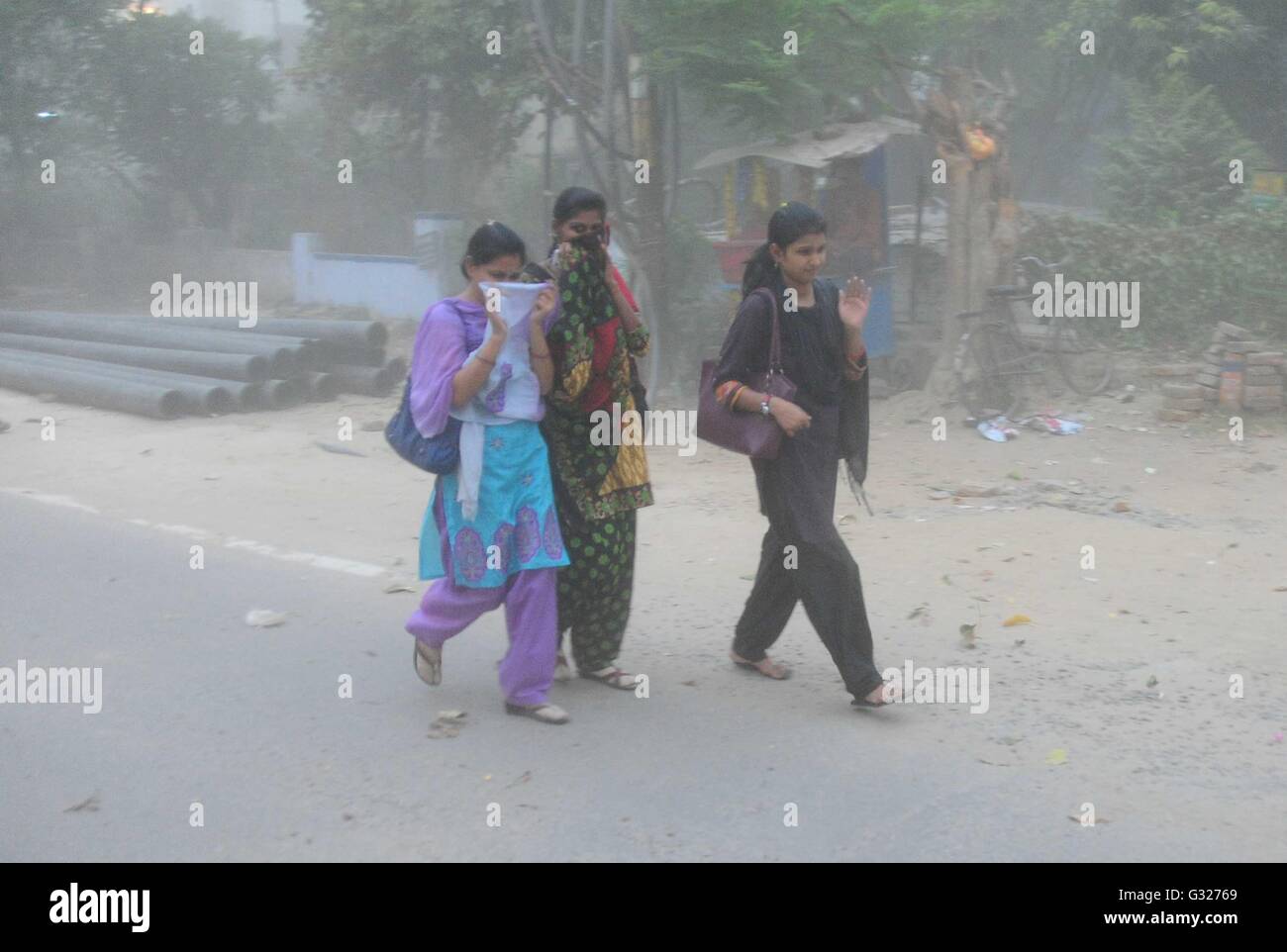Dust storm cover face hi-res stock photography and images - Alamy