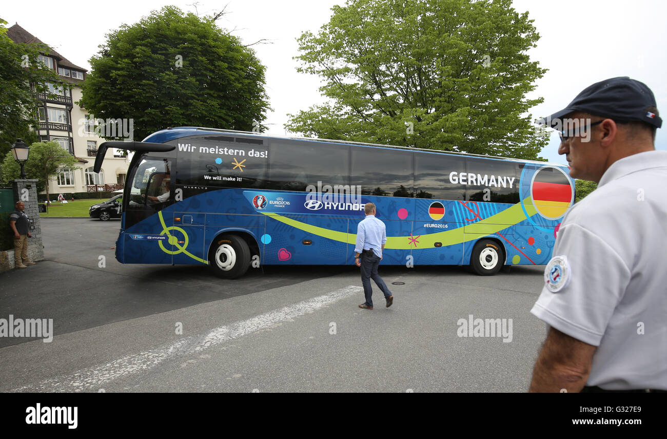 The bus of the German national soccer team arrives in Évian-les-Bains ...