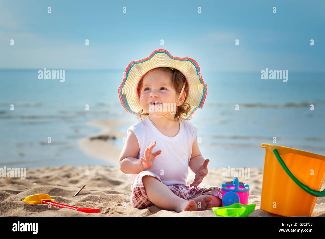Baby at the sea hi-res stock photography and images - Alamy