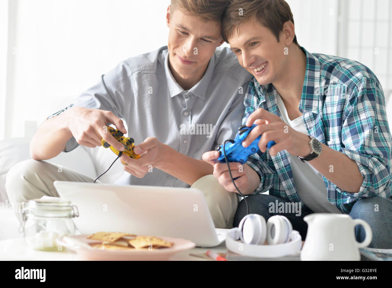 men playing computer games Stock Photo - Alamy