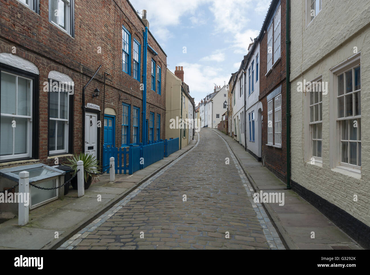 Whitby cobbled street hi-res stock photography and images - Alamy