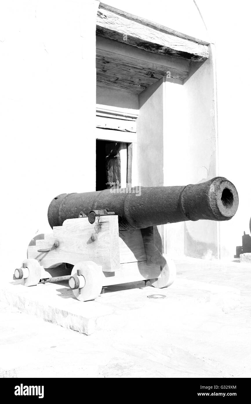 castle and cannon near the wall in oman muscat the old Stock Photo - Alamy