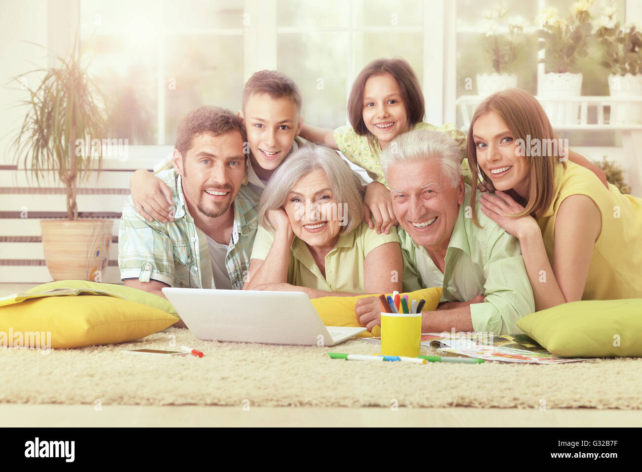 family at home with laptop Stock Photo - Alamy
