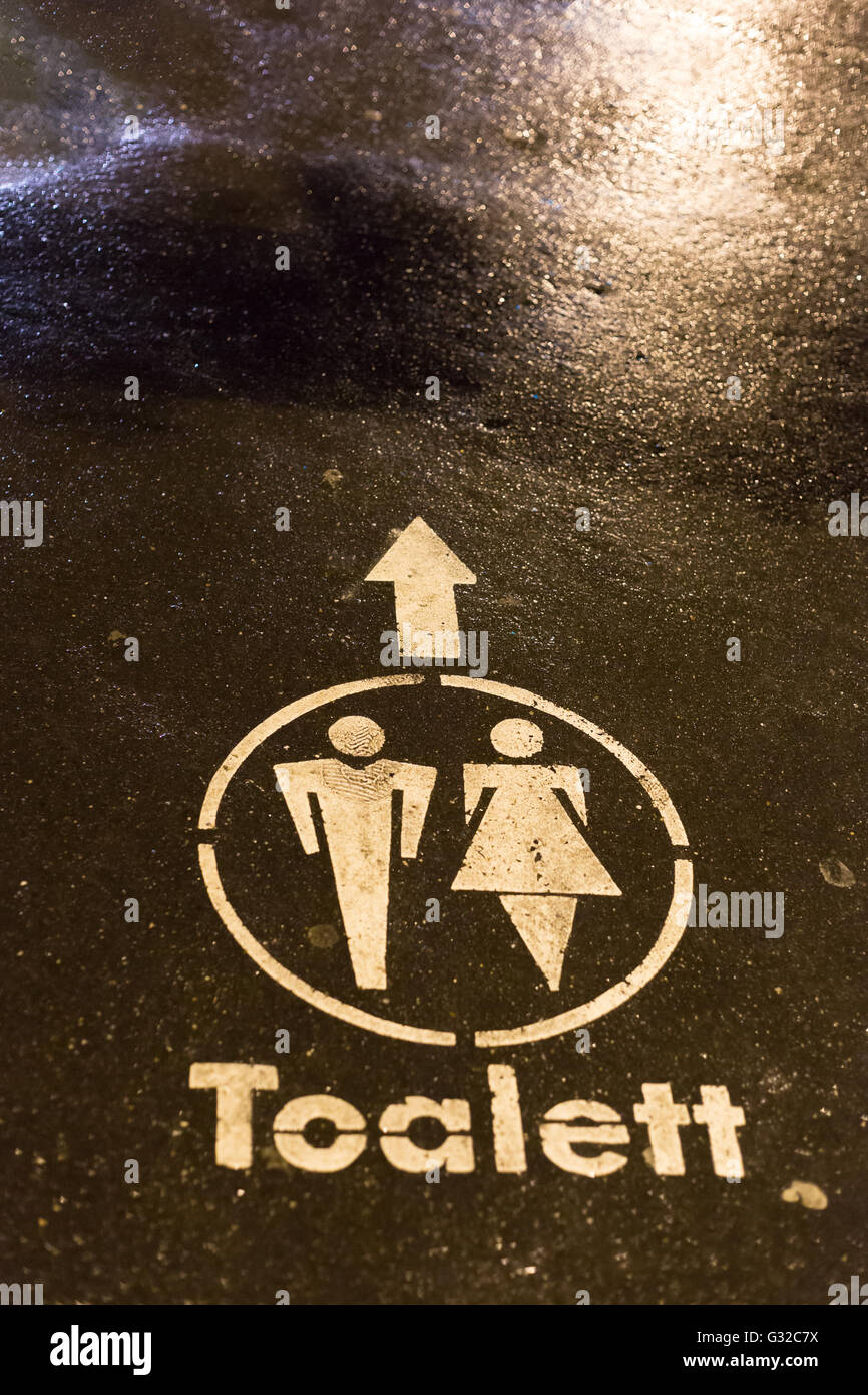 Sign showing the way to the toilet Stock Photo - Alamy