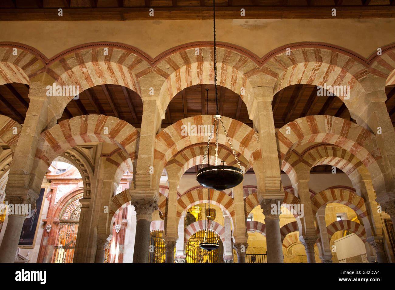 Columns prayer hall mezquita mosque cathedral hi-res stock photography ...