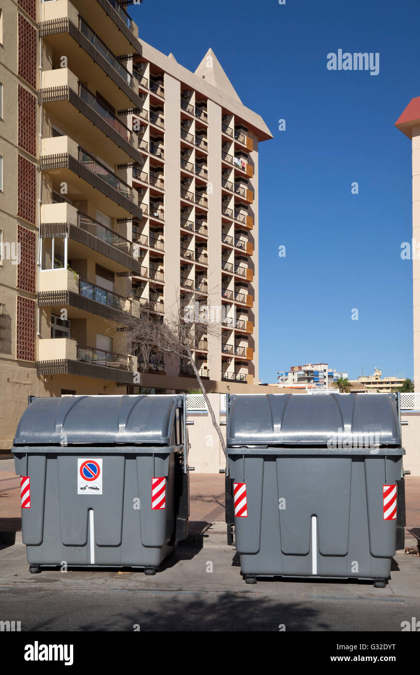 Trash containers trash cans hi-res stock photography and images - Alamy