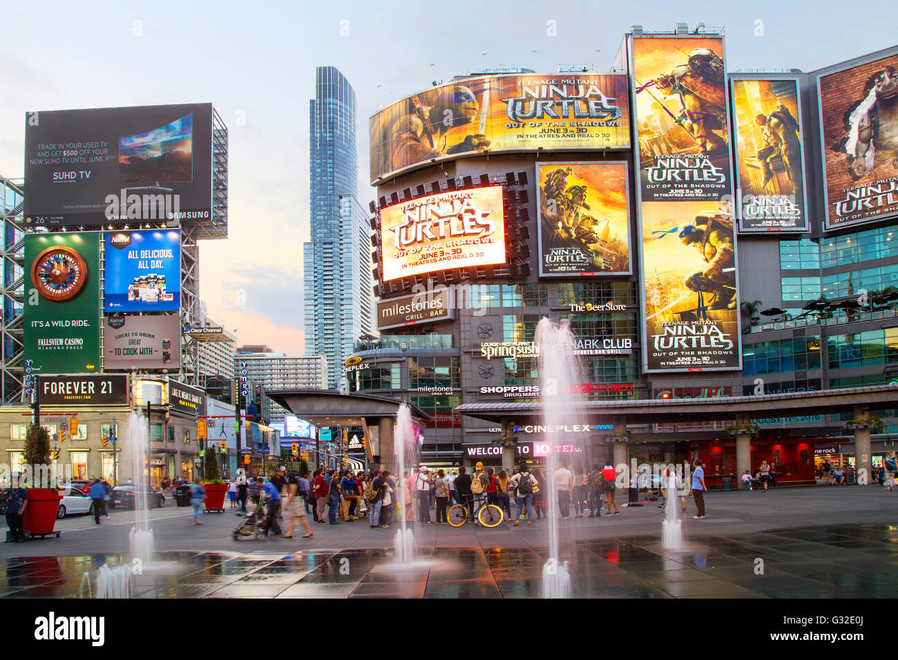 Toronto yonge dundas square hi-res stock photography and images - Alamy