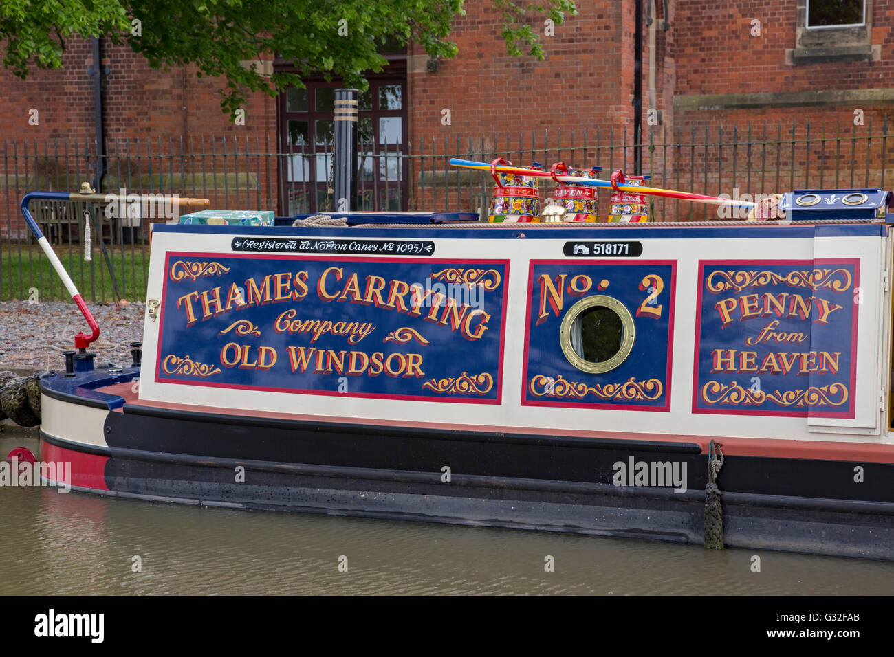 Traditional narrowboat hi-res stock photography and images - Alamy