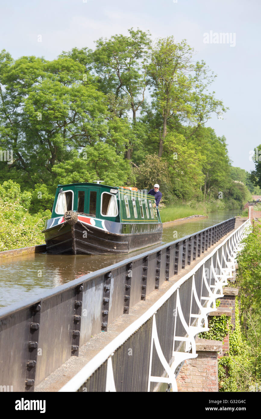 Crossing Edstone Aqueduct on the Stratford upon Avon Canal ...