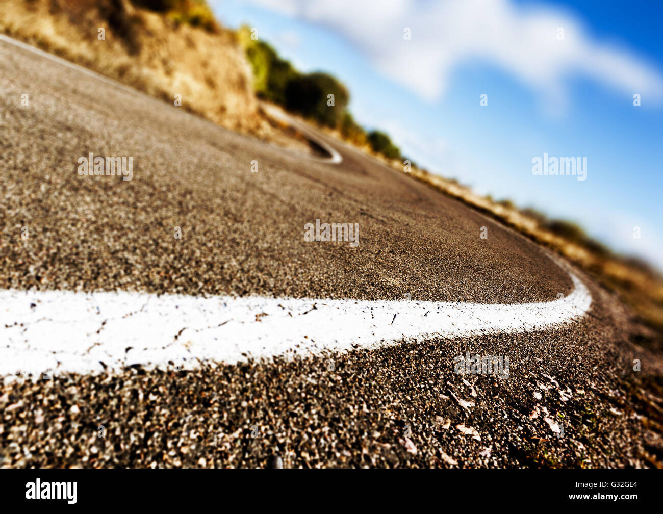 Curved road hi-res stock photography and images - Alamy