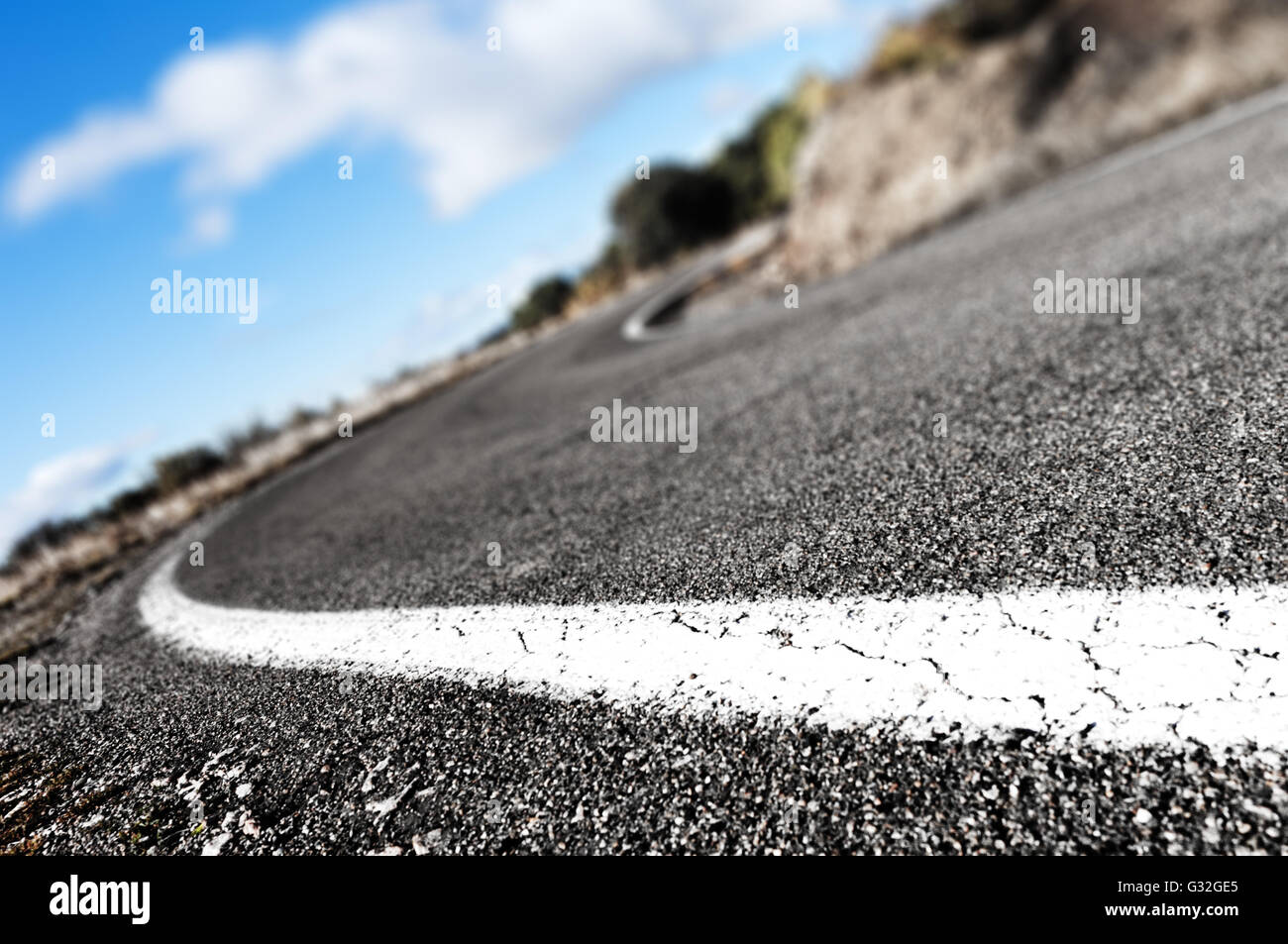 Curved road hi-res stock photography and images - Alamy
