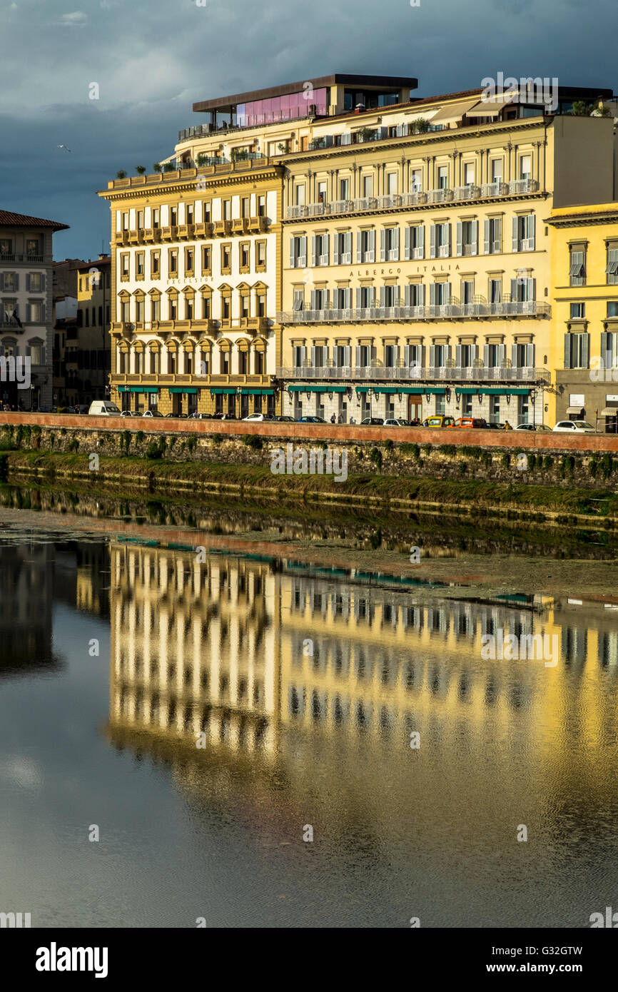 Fiume Arno, Riverside. Firenze, Italy Stock Photo - Alamy