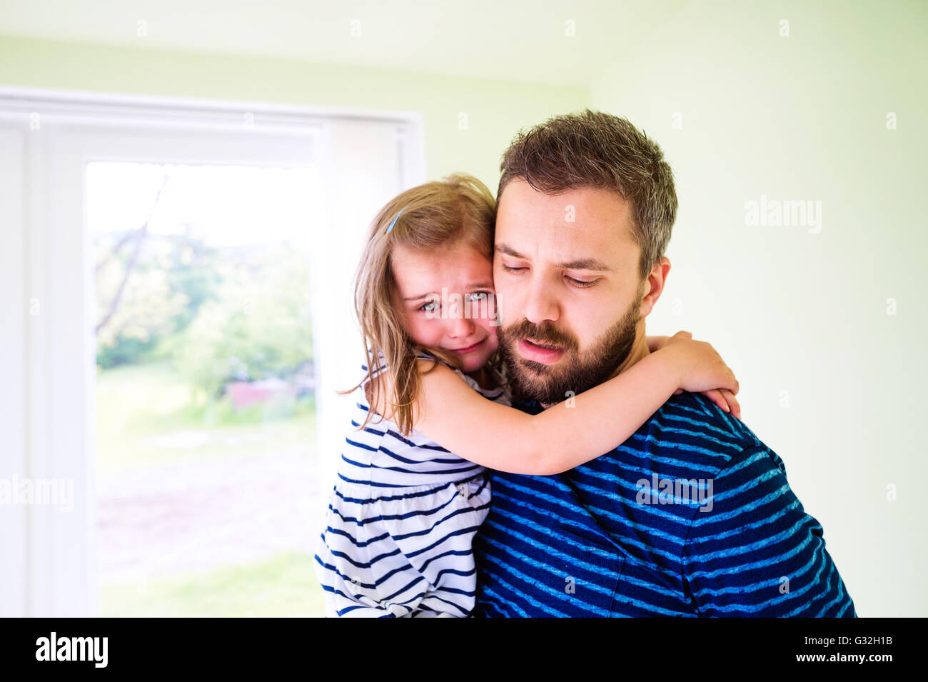 Child dad crying hi-res stock photography and images - Alamy