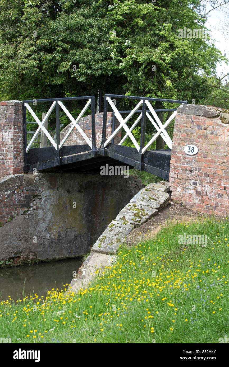 Historic cast iron split bridge on the Stratford upon Avon Canal ...