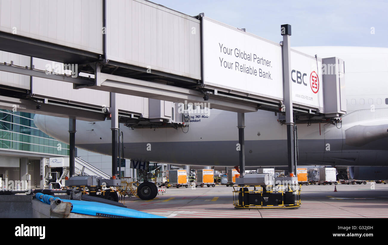 Boeing 747-400 at an airport gate Stock Photo - Alamy