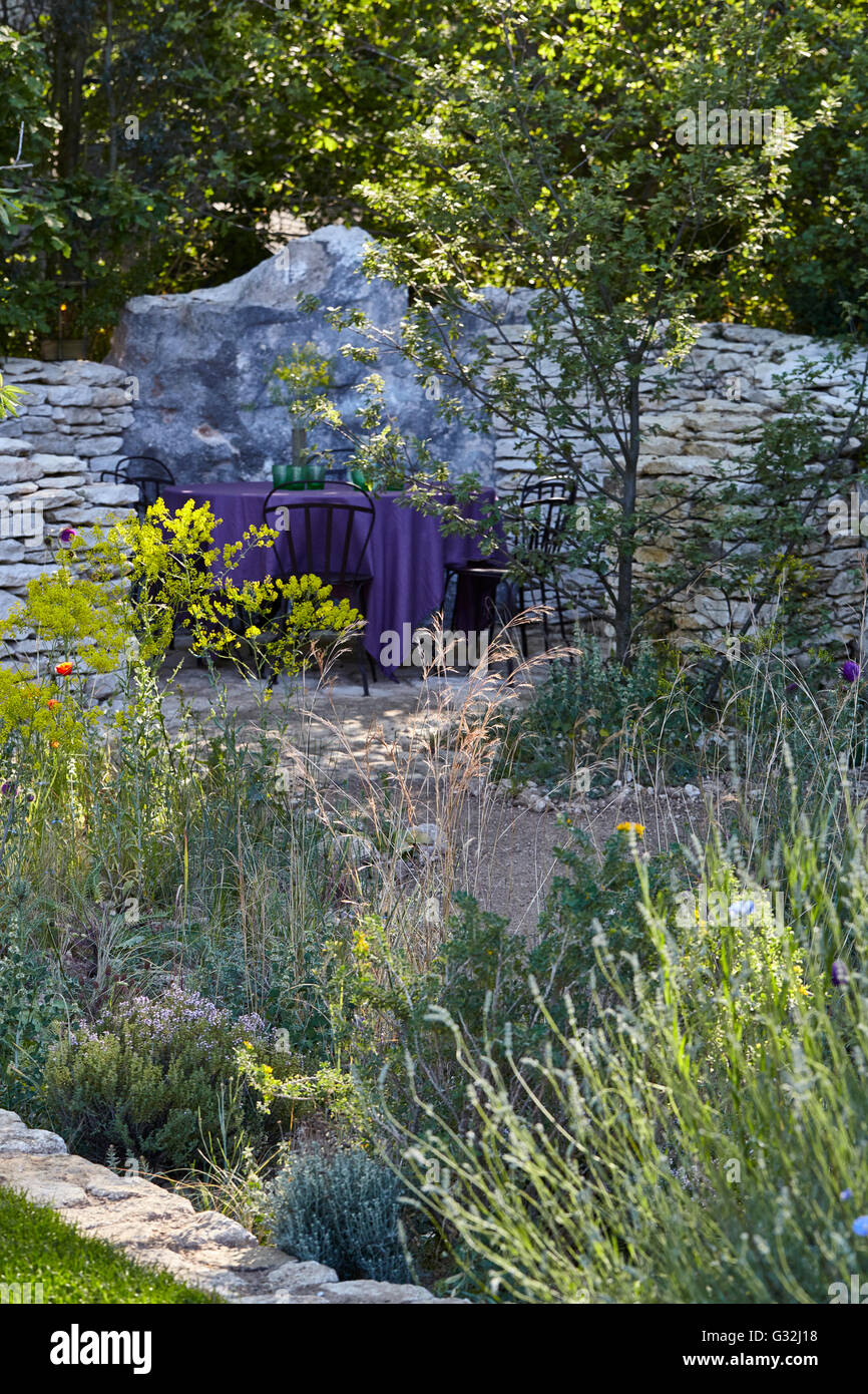 Chelsea flower show designer gardens hi-res stock photography and ...